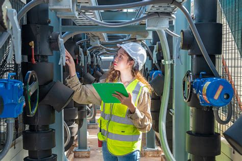 산업 냉수 팬 코일 단위 에어컨을 점검하는 엔지니어는 공기 시스템을 제어하는 대형 산업 건물의 물 냉각탑 공기 냉각기 Hvac 시스템입니다 20 24세에 대한 스톡 사진 및