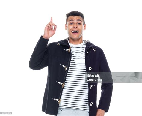 2029세의 어른 잘생긴 사람 키가 큰 아프리카 민족 아프리카계 인종 남성 젊은 남성 서 재킷 따뜻한 옷을 입고 서 있는 1 인 정면 허리 까지 20 24세에 대한 스톡