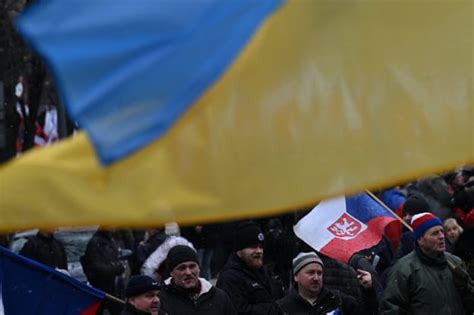 У Празі учасники антиурядового мітингу намагалися здерти прапор України з музею Європейська правда