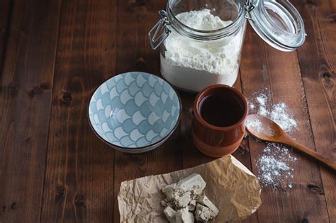 사워도우 만들기위한 재료와 용기 베이커리 컨셉 공간을 복사합니다 0명에 대한 스톡 사진 및 기타 이미지 0명 가사 집안일 가정 주방 Istock