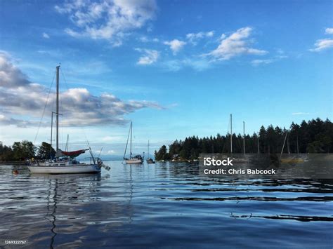 뉴캐슬 외곽의 잔잔한 바다와 캐나다 브리티시 컬럼비아 주 나나이모의 보호 섬이 있는 아름다운 만에 정박한 범선의 아름다운 사진 밴쿠버 섬에 대한 스톡 사진 및 기타 이미지