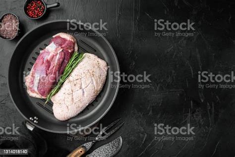 오리 의 필렛 원시 고기 프라이잉 주철 팬에 검은 돌 배경에 상단 보기 플랫 레이 카피 스페이스와 텍스트 공간을 가진 0명에 대한 스톡 사진 및 기타 이미지 Istock