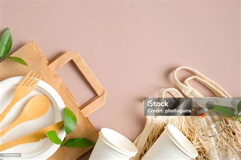 생분해성 종이 봉투 나무 식기 재활용 된 마시는 컵 유리 병 문자열 가방 녹색 잎이있는 플라스틱 무료 세트 폐기물 제로 친환경 컨셉 지속 가능한 라이프 스타일 맨 위 보기