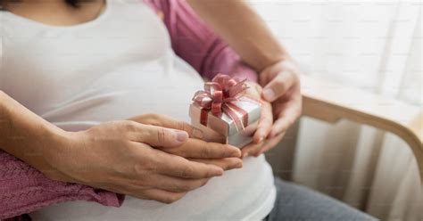 남편과 아내의 임신 한 부부는 집에서 사랑을 느끼고 휴식을 취합니다 젊은 기대하는 여자는 임신한 배에 아기를 안고 있다 아버지는 임산부를 돌 봅니다 출산 및 임신