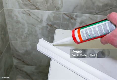 남자는 석고 베이스 보드에 접착제를 넣고있다 유지 보수 수리 작업 평면에서 개조 실내 복원 건식 벽지 패널 굽도리 널에 대한 스톡 사진 및 기타 이미지 Istock