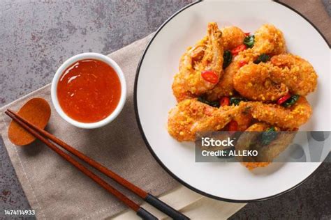 소금에 절인 달걀 노른자 카레 잎 칠리를 곁들인 아시아 스타일의 새우 튀김과 칠리 소스를 접시에 클로즈업하여 제공합니다 수평 평면도 0명에 대한 스톡 사진 및 기타 이미지