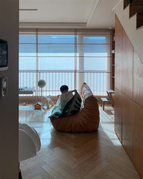 Mooi 침실 커튼이 없어도 매일 일찍 일어나 출근하고 저녁이 되어야 집에 들어오니 큰 불편을 못느끼다가 오랜만에 주말 낮잠 누려보려다 쏟아지는 햇빛 이슈로 거실