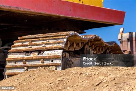 푸른 하늘 배경에 열린 구덩이에서 토공하는 동안 노란색 굴삭기 작업 현장에서 화물의 굴착 적재 리프팅 및 운반을 위한 건설 기계 및 지구 이동 중장비 건설 산업에 대한 스톡