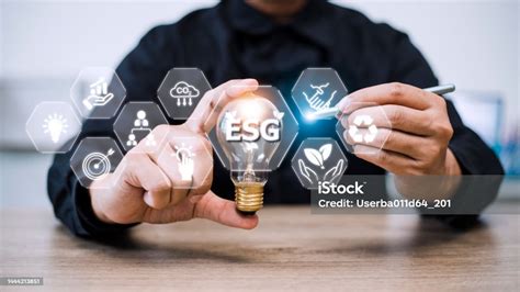 가상 화면에 Esg 아이콘이 있는 전구를 들고 있는 사업가 Esg 환경 사회 및 기업 지배구조 개념 0명에 대한 스톡 사진 및 기타 이미지 Istock
