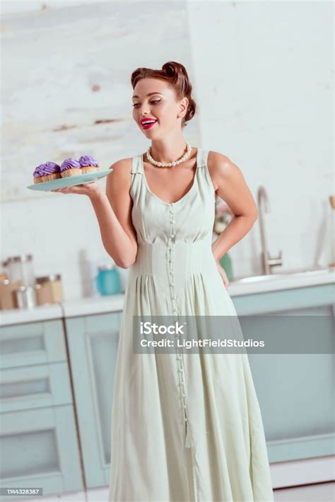 집에서 만든 컵 케이크의 전체 긴 드레스 지주 플레이트에 세련 된 핀 업 소녀 드레스에 대한 스톡 사진 및 기타 이미지 드레스 미소 백인종 Istock