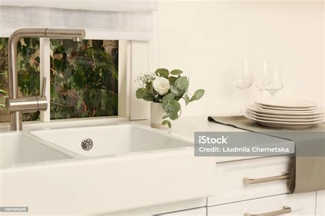부엌의 창문 근처에 수도꼭지가있는 흰색 싱크대 인테리어 디자인 0명에 대한 스톡 사진 및 기타 이미지 0명 가구 가정 생활 Istock