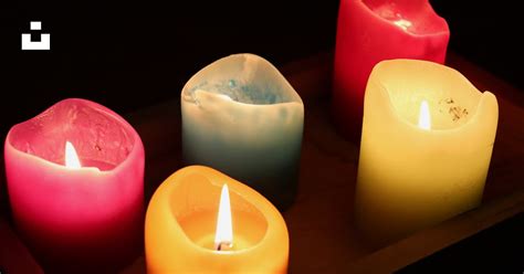 쟁반 위에 앉아 있는 불이 켜진 촛불 그룹 사진 Unsplash의 무료 에센 이미지