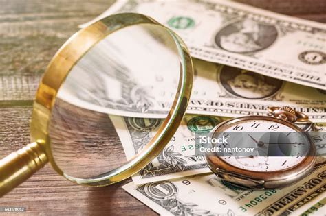 시간은 오래 된 빈티지 시계 달러 지폐와 돋보기 나무 테이블에 돈을 금융 개념 0명에 대한 스톡 사진 및 기타 이미지 0명 경제 금융 Istock