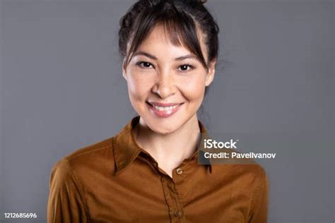 회색 배경에 스튜디오에서 행복한 아시아 여성의 헤드 샷 건강한 생활방식에 대한 스톡 사진 및 기타 이미지 건강한 생활방식 귀여운 긍정적인 감정 표현 Istock