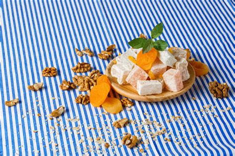 생생한 말린된 살구와 Lokum의 줄무늬 바탕에 민트 호두 및 견과류의 부스러기의 잎 0명에 대한 스톡 사진 및 기타 이미지 0명 동쪽 마멀레이드 Istock