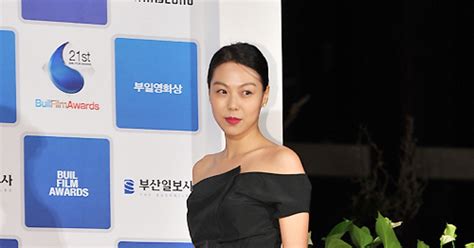 [포토엔]김민희 블랙 오프숄더 드레스