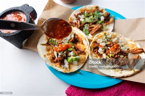 흰색 배경에 양파와 실란트로를 곁들인 멕시코 비리아 타코 양고기에 대한 스톡 사진 및 기타 이미지 양고기 0명