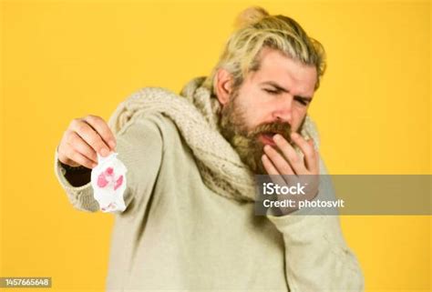 박제 코 독감 바이러스 코로나 바이러스 발생 가정 치료 잔인한 남자 콧물 전염병 개념입니다 가이는 피로 종이에 코를 날려 버립니다 알레르기 반응 코피 바이러스 또는