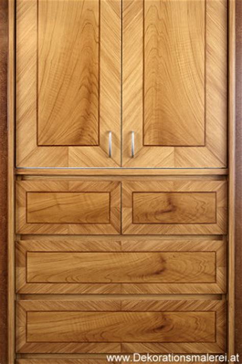 Schrankraum Gemaltes Holzimitat Auf Pressspanplatten Und Gipsstuck