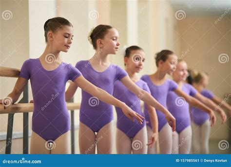Ragazze Che Ballano A Scuola Immagine Stock Immagine Di Ballo