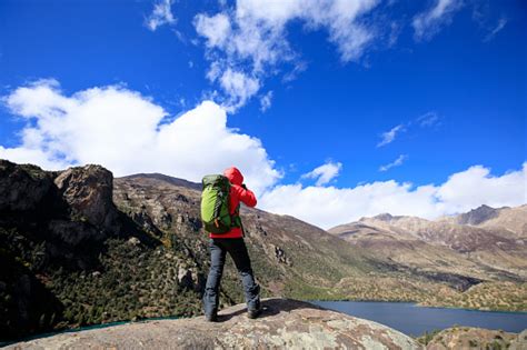 아름다운 높은 고도의 겨울 산에서 카메라를 가진 여성 사진 작가 가을에 대한 스톡 사진 및 기타 이미지 가을 건강한 생활방식 겨울 Istock