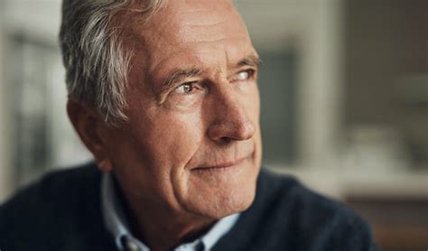 노인 프로필 미래 은퇴 및 연금에 대한 생각 모형 공간 및 노화 집에서 남성 연금 수급자 및 휴식 노년기 계획 및 인생 경험의 기억 사색에 대한 스톡 사진 및 기타 이미지