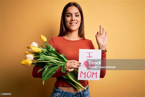 사랑 엄마 메시지와 손가락으로 확인 기호를하고 튤립의 꽃다발을 들고 어머니의 날을 축하하는 아름다운 여자 우수한 기호 개념에 대한 스톡 사진 및 기타 이미지 Istock