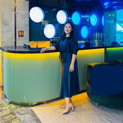 Зураглаачдаа загнуулна аргадуулна Зураг авалтын ард гарна гэдэг маш том ажил байдаг шүү