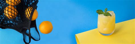 기치 마시는 유리에 얼음이 든 오렌지 주스와 파란색 배경에 오렌지가 달린 쇼핑 블랙 백 공간을 복사합니다 쇼핑백에 대한 스톡 사진 및 기타 이미지 Istock