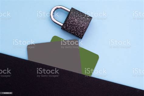 전자 상거래 은행 개인 정보 보호 파란색 배경에 검은 색과 녹색 은행 신용 직불 카드 및 금속 잠금 플랫 레이 상단 보기 0명에