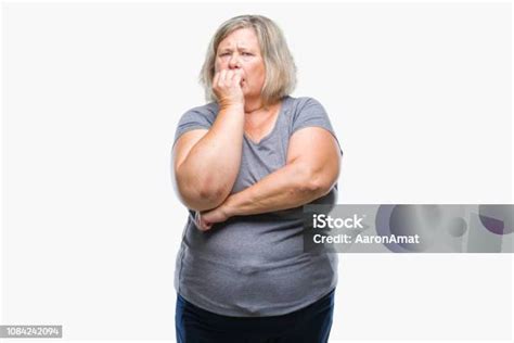 시 니 어 플러스 사이즈 찾고 스트레스와 긴장 하는 고립 된 배경 위에 백인 여자 손톱을 물어 뜯고 입에 손 불안 문제입니다 감정에 대한 스톡 사진 및 기타 이미지 Istock