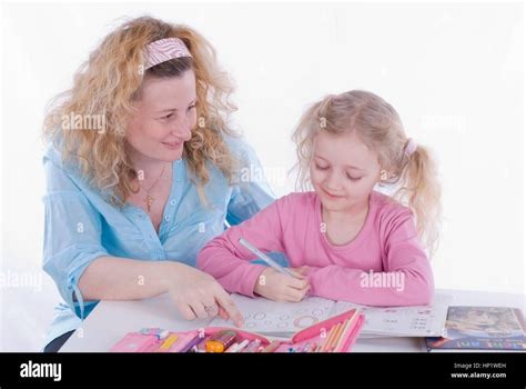 Model Release Mutter Hilft Tochter 7 Jahre Beim Lernen Mother And Babe Learning