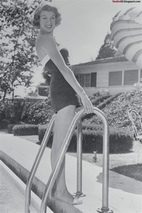 8 Hot Sexy Rosemary Clooney Bikini Pics