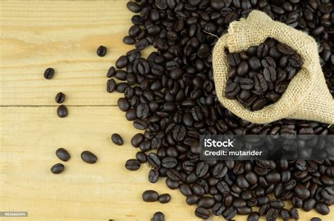 커피 콩 자루 나무 테이블에 복사 공간 프레 젠 테이 션 및 서식 파일을 닫습니다 가방에 대한 스톡 사진 및 기타 이미지 가방 갈색 개념 Istock