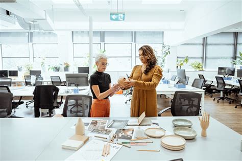 인테리어 디자이너들이 밝은 사무실에서 함께 일하며 고객을 위한 솔루션을 논의합니다 2명에 대한 스톡 사진 및 기타 이미지 2명 45 49세 60 64세 Istock