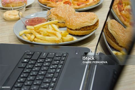 컴퓨터와 패스트 푸드에서 작동 합니다 건강에 해로운 음식 햄버거 소스 감자 도넛 칩 감자 요리에 대한 스톡 사진 및 기타 이미지 Istock