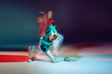 젊은 남자와 여자의 초상화는 혼합 조명이 있는 녹색 보라색 배경 위에 고립되어 춤을 추고 있다 자유 16 17 살에 대한 스톡 사진 및 기타 이미지 Istock