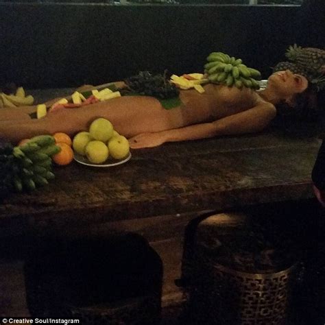 Naked Woman Hired By Cruise Bar In Sydney To Cover Themselves In Food Daily Mail Online