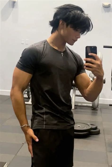 Character Seo Minjun Locking Eyes At The Gym