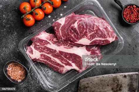 포장 트레이에 척 아이 롤 검은 어두운 돌 테이블 배경에 상단 보기 플랫 누워 검은색에 대한 스톡 사진 및 기타 이미지 검은