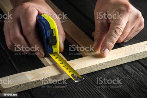 목수는 건설 테이프를 사용하여 나무 조각의 길이를 측정합니다 직장에서 주인의 손을 클로즈업합니다 목공 작업장의 작업 환경 개선에 대한 스톡 사진 및 기타 이미지 Istock
