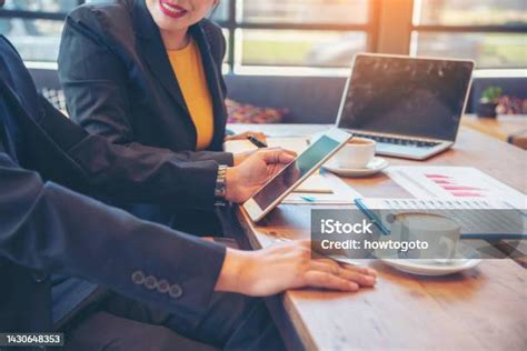 비즈니스 전략 팀 보고서 차트 그래프 인포그래픽 데이터는 재무 보고서 계획을 분석합니다 핸즈 팀 파트너 기획 마케팅 금융 통계 판매 보고서 와 엑셀 스프레드 시트 계정 2