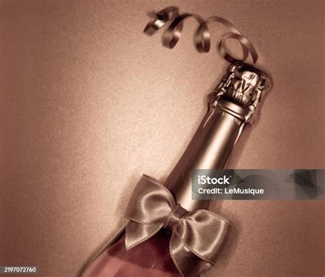 활을 곁들인 스파클링 로즈 와인 2025 년 모카 무스의 색상의 축제 배경 2025년에 대한 스톡 사진 및 기타 이미지