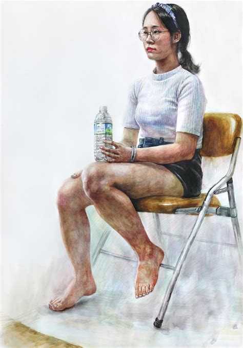 인체·인물수채화 학생작 검은색 반바지 흰색 반소매 상의를 입고 생수병을 든 여성