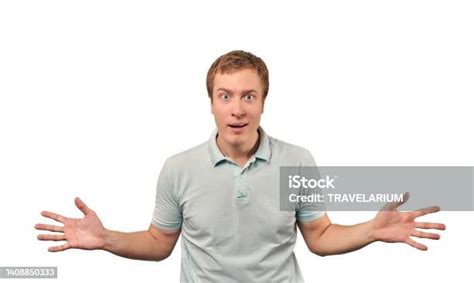 혼란스러운 청년이 어깨를 으쓱하고 캐주얼 티셔츠를 입은 남자가 팔을 벌리고 고립 된 흰색 배경 20 29세에 대한 스톡 사진 및 기타 이미지 Istock
