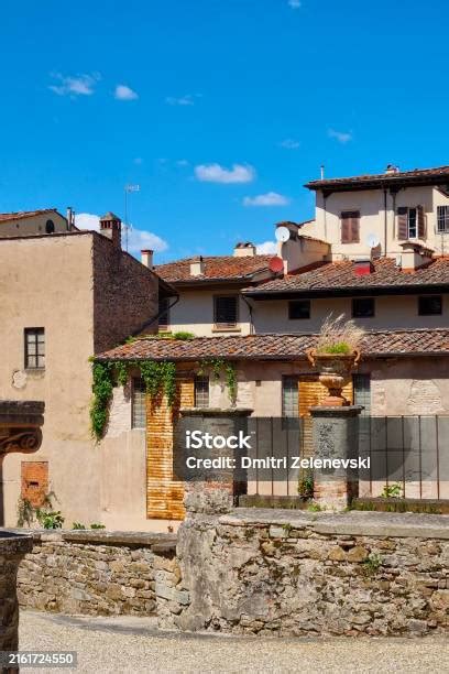 맑고 푸른 하늘 아래 돌담과 소박한 지붕이 있는 유서 깊은 이탈리아 마을 풍경 여행 포스터 및 인쇄물에 적합합니다 0명에 대한