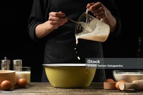 전문 요리사는 빵 이탈리아 피자 파이 파스타 Amerekan 팬케이크 러시아 팬케이크와 과자에 대 한 반죽을 준비합니다 가로 사진입니다 디자인에 대 한 검은 배경에 냉동