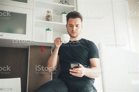 집에서 전화와 커피를 마시는 사업가 전화 사용 컴퓨터 기술 긍정적 인 사람 핸드폰 25 29세에 대한 스톡 사진 및 기타 이미지 25 29세 Brand Name