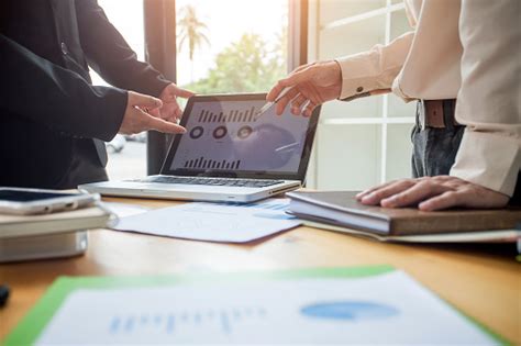 팀웍 프로세스 문서 및 회의에서 아이디어를 논의 하는 사무실에서 일 하는 기업 들 직원에 대한 스톡 사진 및 기타 이미지 직원 팀워크 가리키기 Istock