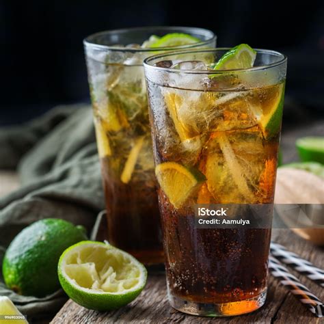 쿠바 리브레 또는 롱 아일랜드 아이스 티 알코올 칵테일 음료 각얼음에 대한 스톡 사진 및 기타 이미지 각얼음 갈색 감귤류